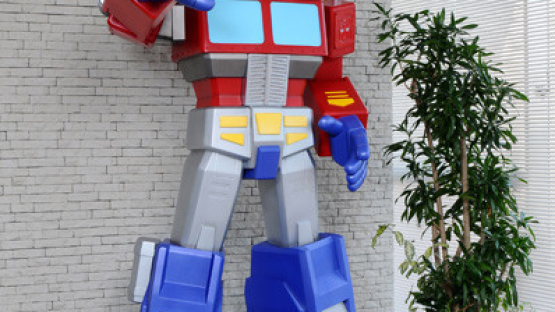 Patung Optimus Prime Setinggi 2 Meter Ini Pasti Akan Dapat Membuat ...