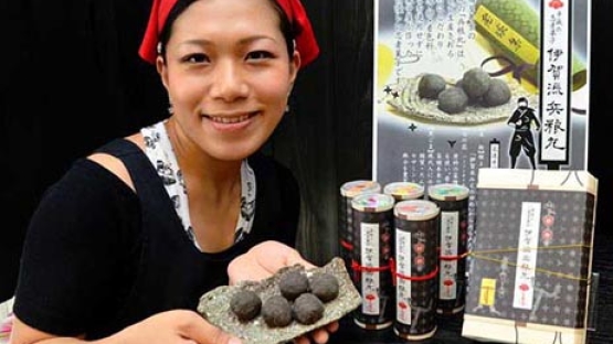 Kue Ninja disajikan sebagai oleh-oleh untuk pariwisata di Iga, Jepang ...