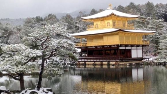 Kuil Kinkakuji Terlihat Semakin Indah di Bawah Selimut Salju Musim ...